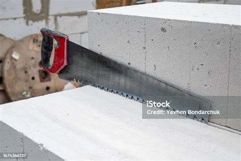 폭기 된 콘크리트 블록 벽돌 작업을위한 손 톱 폭기 된 콘크리트 벽돌 블록의 건설 0명에 대한 스톡 사진 및 기타 이미지 0명 건설 산업 건축하기 Istock