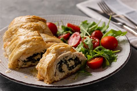 시금치와 모 짜 렐 라 퍼프 페스트 리에 구운 닭 가슴살을 박제 빵과자류에 대한 스톡 사진 및 기타 이미지 빵과자류 건강한 식생활 고기 Istock