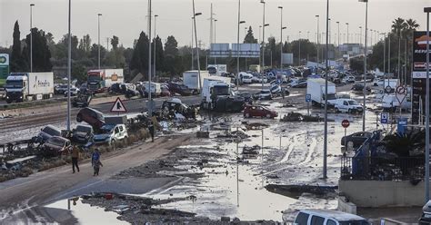 Las Banderas De La Ue Ondean A Media Asta En Señal De Duelo Tras Las Inundaciones En España Por