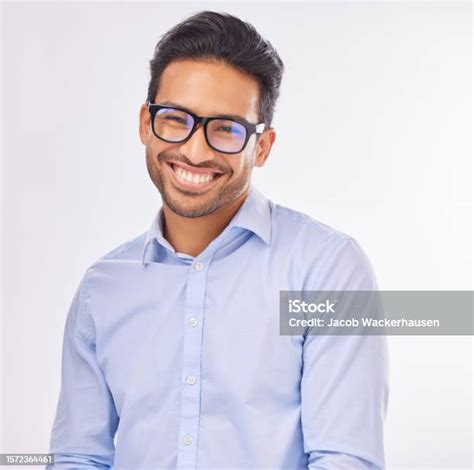 초상화 시력 및 안경은 안과 검안을 촉진하기 위해 흰색 배경에 스튜디오에 있는 남자와 함께합니다 얼굴 안경 또는 시력 새로운 처방 프레임 안경을 착용 한 잘 생긴 젊은 남성