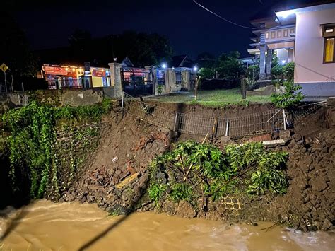 Ngeri Sungai Cibuni Longsor Ancam Rumah Warga