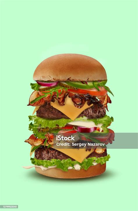 밝은 녹색 배경에 맛있는 큰 더블 버거 햄 쇠고기 커틀릿 치즈 소스 야채 와 채소 닫기 복사 공간 맥시롱 길이에 대한 스톡 사진 및 기타 이미지 Istock