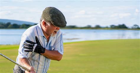 아시아 노인 남자는 여름 방학 동안 컨트리 클럽에서 골프를 치다가 부상 어깨를 잡았습니다 노인 남성 골퍼 야외 스포츠 운동 중 어깨 통증 노인 의료 및 건강 관리 개념