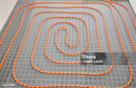 복사 따뜻한 물 바닥 난방 시스템을 설치 집 개조 하는 동안 절연 층에 파이프를 누워 0명에 대한 스톡 사진 및 기타 이미지 0명 가정의 방 건설 산업 Istock