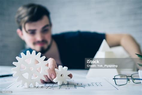 기계 부품을 설계에 대 한 청사진에 새로운 프로젝트를 작업 하는 엔지니어링 남자 Office 구성 요소는 3 차원 프린터의 조정 이다 공학 도구 및 기술 개념입니다 3차원
