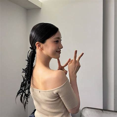 홍화연 오프숄더 니트로 우아한 어깨 라인 강조 K스타패션 홍화연 오프숄더 니트로 우아한 어깨 라인 강조 K스타패션