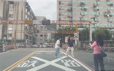 Newjeans台灣拍mv掀「朝聖亂象」！粉絲平交道前跳舞 網轟：到底在幹嘛 娛樂星聞