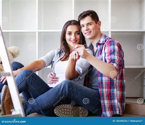 Junges Gl Ckliches Paar Das In Ihr Neues Haus Umzieht Sie Auspackend Und Neues Reinigungshaus