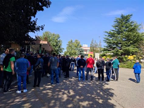 Втор ден протест пред „Еуроникел индустри во Кавадарци вработените бараат да се обезбедат пари