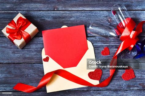 나무 배경에 봉투 선물 상자와 샴페인 안경 발렌타인 데이 인사말 카드 공간을 복사합니다 맨 위 보기입니다 0명에 대한 스톡 사진 및 기타 이미지 Istock