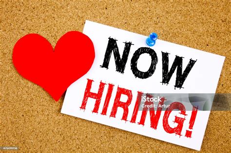 개념적 손을 지금 고용 보여주는 텍스트 캡션 영감을 쓰기 채용과 직업 모집 광고 사랑 스티커 메모 알림 코르크 배경 공간에 대 한 비즈니스 개념 0명에 대한 스톡 사진 및