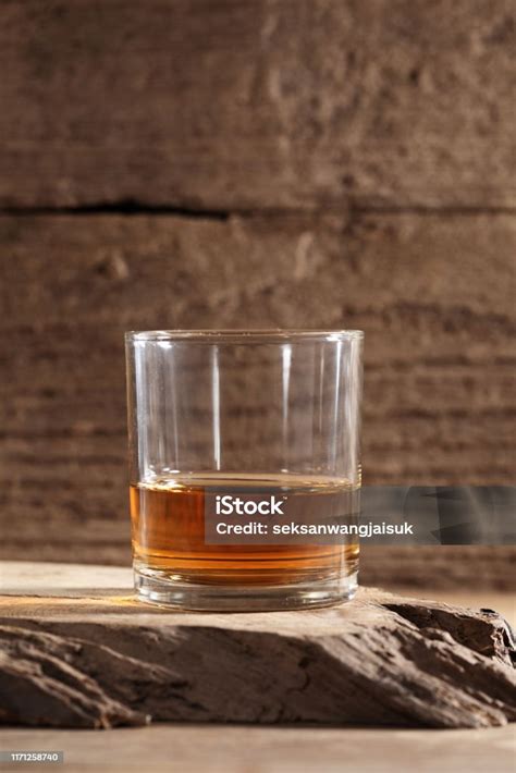 텍스트에 대한 빈 공간이있는 나무 테이블에 유리에 스카치 위스키 0명에 대한 스톡 사진 및 기타 이미지 0명 갈색 금색 Istock