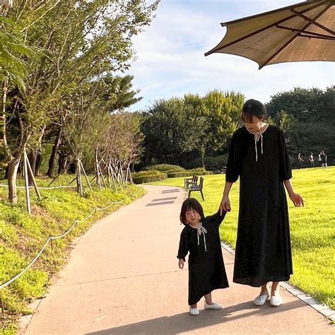 김정은아나운서 딸을 낳고 꼭꼭꼭 해보고 싶었던 것 바로바로 완전 똑같은 엄마와딸커플템 장착하고 놀러다니기🖤 내년이면