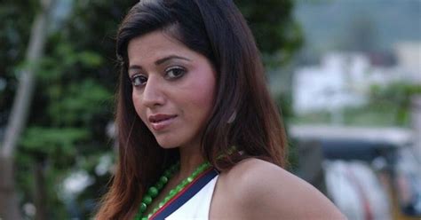 Asian Girls Ridhima Tiwari Hot Navel And Cleavage Show