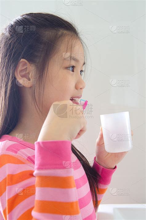 女孩 亚洲 牙刷 朝鲜民族 垂直画幅 美 浴室 新加坡 美人 人的嘴