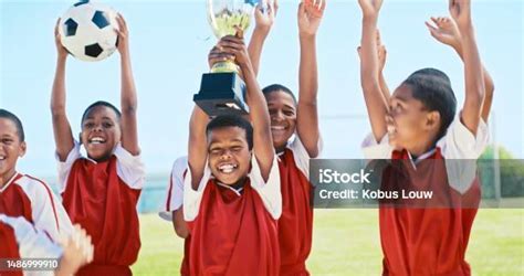 트로피 축구 및 우승 한 어린이들은 성취 팀워크 또는 승리를 위해 경기장에서 축하합니다 축구 축하 상 또는 스포츠 성공 팀 보상