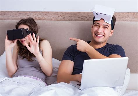 침대에서 가상 현실 고글을 쓴 아내와 남편 침대에서 가상 현실 고글을 쓴 아내와 남편 벡터 배경 및 무료 다운로드를위한 그림 Pngtree