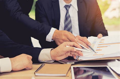 사업 파트너가 함께 성공적인 프로젝트에 대 한 펜 포인트 그래프 상담 태블릿 및 노트북 들고 팀웍 그룹 개념에 대한 스톡 사진 및 기타 이미지 Istock