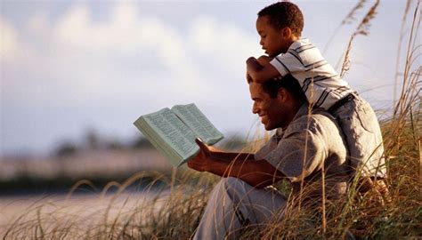 Father Reading Bible With His Son Feliz Dia Padre Frases Frases Dia