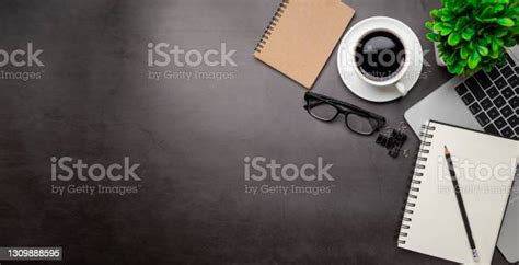 최고 보기 책상 노트북 컴퓨터 커피 컵 안경 노트북 및 작업 배경 개념을 위한 사무 용품이있는 현대적인 사무실 책상 작업 공간 하이 앵글에 대한 스톡 사진 및 기타 이미지