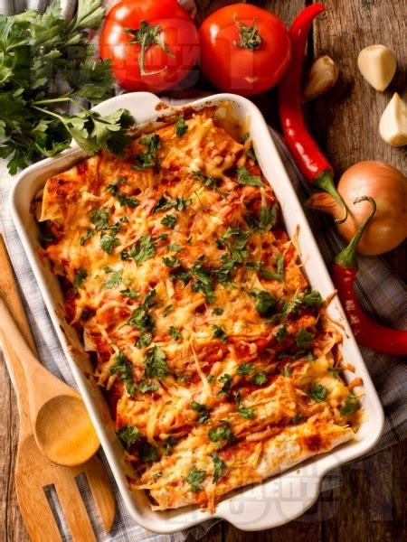 Енчиладас с тортили пилешко месо доматен сос сметана и сирене чедър на фурна