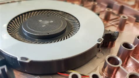 노트북 쿨러에 클로즈업 노트북 냉각 시스템의 유지 보수 및 예방 전자 장치 수리 개념 컴퓨터 팬의 먼지와 먼지 컴퓨터의 분해 0명에 대한 스톡 사진 및 기타 이미지 Istock