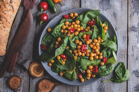 병아리콩과 채소 샐러드와 시금치 잎 건강 한 수 제 채식 음식 다이어트 0명에 대한 스톡 사진 및 기타 이미지 0명 건강한 생활방식 건강한 식생활 Istock