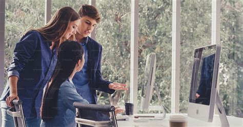 현대 사무실에서 대화를 나누는 행복한 사업가와 사업가 비즈니스 기업 및 커뮤니티 개념입니다 사진 Unsplash의 글로벌 비즈니스 이미지