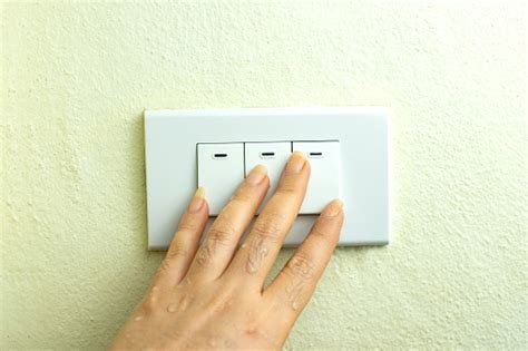 젖은 손은 백색 벽 배경에 전등 전기 스위치를 켜고 촉촉한 손은 감전 개념을 할 수 있는 동안 전원을 끄지 마십시오 가정의 방에 대한 스톡 사진 및 기타 이미지 Istock