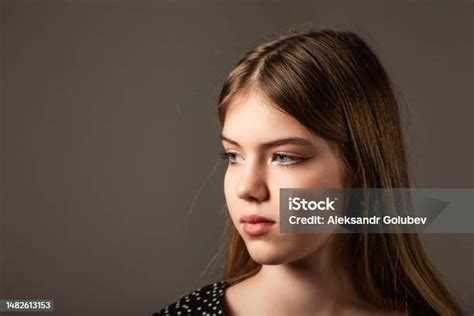 긴 머리와 파란 눈을 가진 예쁜 유대인 십대 소녀의 초상화를 닫습니다 진지한 귀여운 유태인 십대 여성의 얼굴 스튜디오 촬영 청소년 긍정적인 감정 개념 광고문안 공간 복사