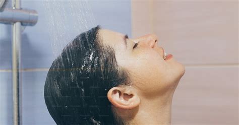 집이나 호텔 욕실에서 뜨거운 샤워를 하는 젊은 행복한 여자 아름 다운 갈색 머리 소녀는 머리를 씻고 휴식 시간을 즐긴다 몸과