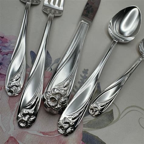 20 Piece Daffodil Silverplate Flatware Set By Rogers Brothers