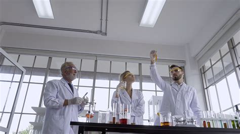 과학자는 실험실에서 과학 장비와 함께 일합니다 과학적 연구 개념 4k해상도에 대한 스톡 사진 및 기타 이미지 4k해상도 Stem 주제 개발 Istock