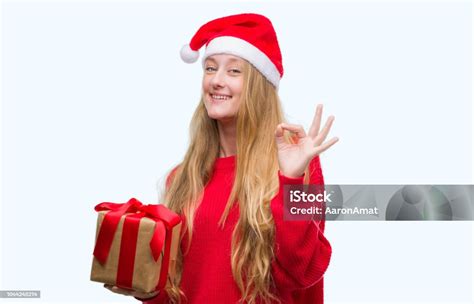 손가락 우수한 기호 확인 표시를 하 고 산타 클로스 모자를 입고 금발 십 대 여자 개념에 대한 스톡 사진 및 기타 이미지 개념 개념과 주제 공휴일 Istock