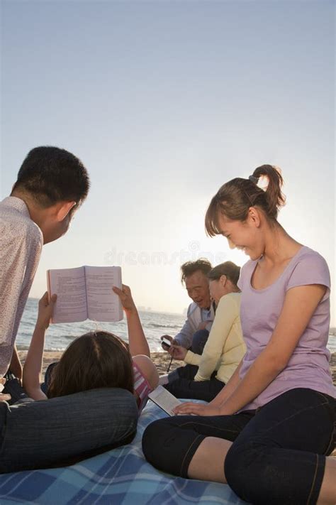 Multigenerational Familie Die Auf Dem Strand Sich Entspannt Und Liest