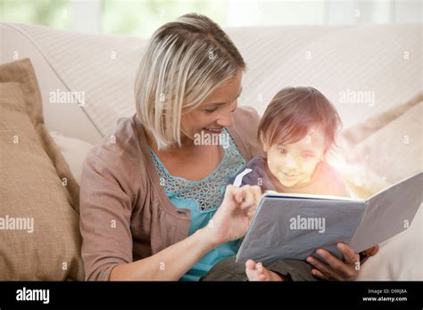 Mutter Und Sohn Zusammen Eine Glühende Geschichte Lesen Stockfotografie