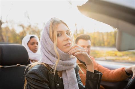 친구 들과 함께 쿠 페 형 자동차도로 여행입니다 젊은 남녀 두 젊은 차를 운전 함께 낭만적인 시간을 보내고 20 29세에 대한 스톡 사진 및 기타 이미지 Istock