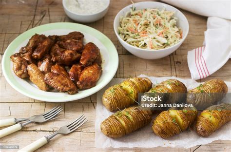 미국 닭 날개 소스와 양배추 나무 배경에 Hasselback 감자 소박한 스타일입니다 0명에 대한 스톡 사진 및 기타 이미지 0명 감자 요리 감자 칩 Istock