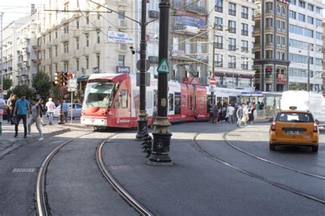 Десетки ранени при катастрофа между трамвай и автобус в Истанбул