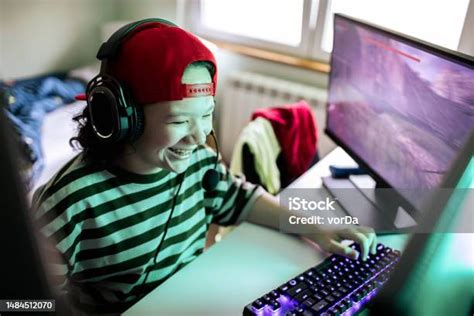 데스크톱 컴퓨터에서 비디오 게임을 하는 어린 소년 12 13세에 대한 스톡 사진 및 기타 이미지 12 13세 Esports League E스포츠 Istock