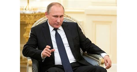Путин пристигна в Крим руската армия тренира бързо прехвърляне на оръжие и войски
