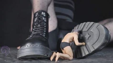Giantess Boot Worship