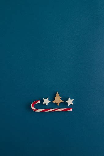 푸른 배경에 새해 물건으로 만든 창조적 인 배열 최소한의 수직 플랫 평지 개념 크리스마스 전화 배경 화면 0명에 대한 스톡 사진