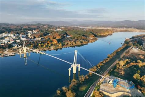바닥이 깨지는 줄 남한강 위 초대형 출렁다리