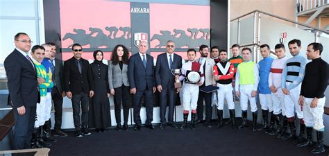 Ömer kaya koşusunda kupanın sahibi black lion yarış dergisi