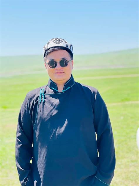 Мөнх Эрдэнэ Аав нь дугуй хүү нь дөрвөлжин Гэтэл заавал дөрвөлжин хүүхдийг дугуй болгох гэж