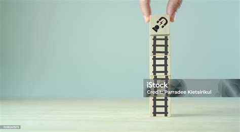 고객 유지 충성도 개념 인바운드 마케팅 전략 고객 접근 및 잠재 고객 유치 고객 참여 사다리와 자석이있는 나무 큐브는 고객 아이콘을 끌어들입니다 사다리에 대한 스톡 사진 및
