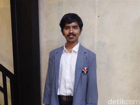 Semangat Ramdan Raih Pendidikan Tinggi Meski Mata Tak Sempurna