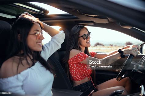 아름다운 여름 날에 도로 여행에 차를 운전하는 동안 노래 꽤 젊은 여성 듣기에 대한 스톡 사진 및 기타 이미지 듣기 운전하기 음악 Istock