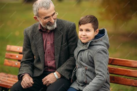 El Abuelo Y Su Nieto Pasan Tiempo Juntos En El Parque Están Sentados En